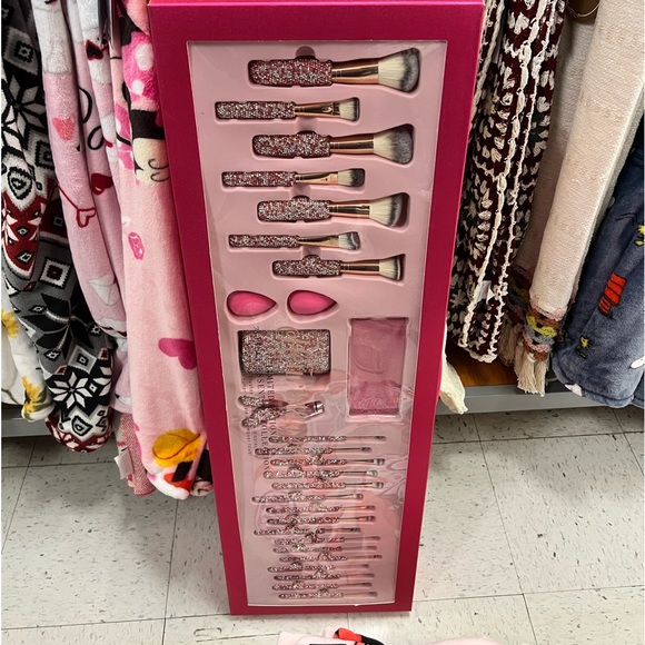 Glitz | Makeup | Last Set Glitz Glam Bling 28 Piece Essentials ...